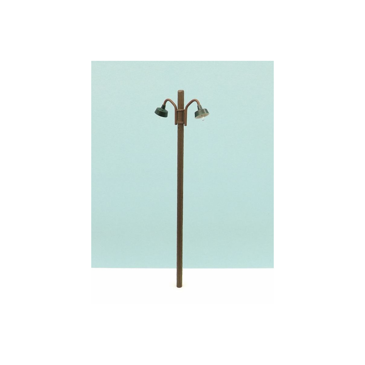 HO/ Poteau électrique double luminaires en bois précâblé